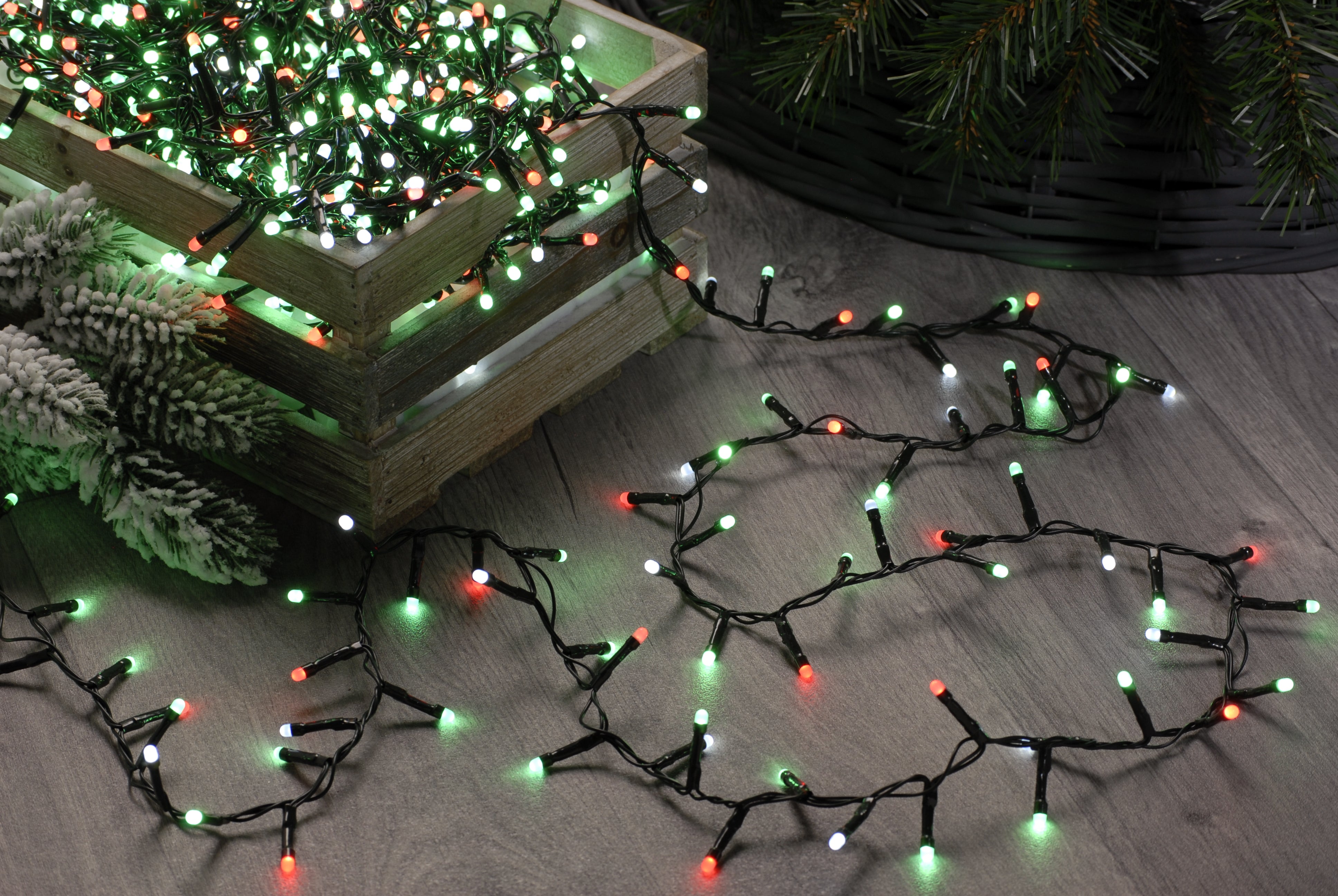 1000 Glow-Worm Jolly Holly Lights | Pines and Needles