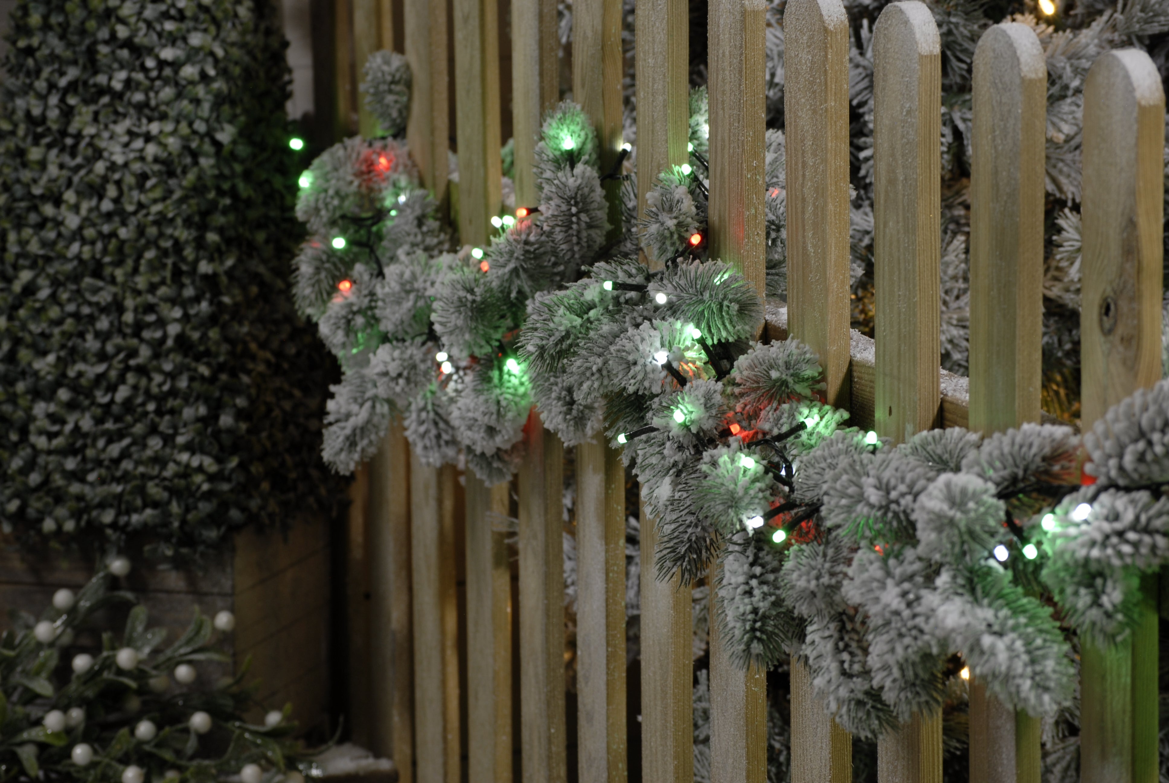 1000 Glow-Worm Jolly Holly Lights | Pines and Needles