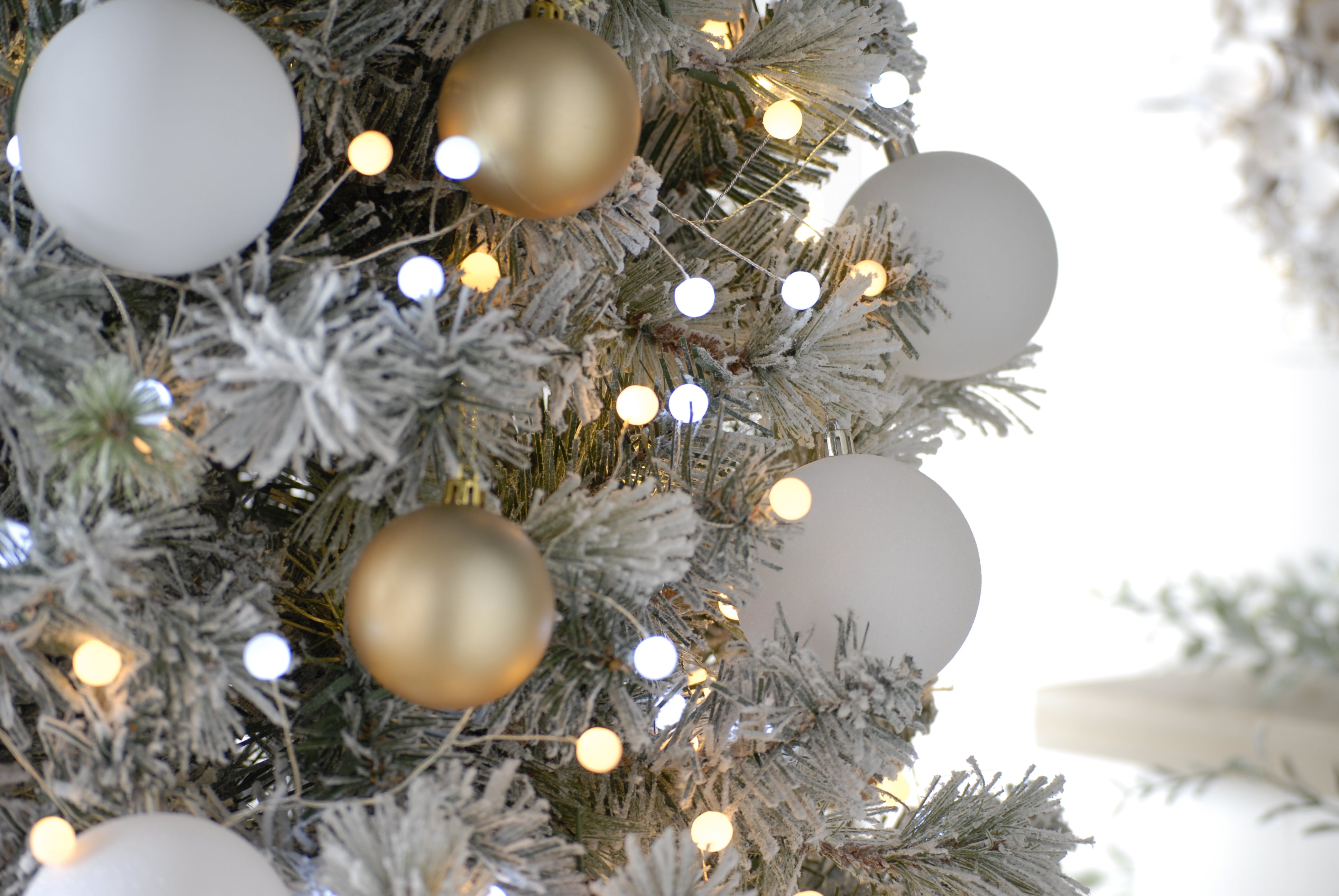 120 LED Ball Cluster Warm & Ice White | Pines and Needles